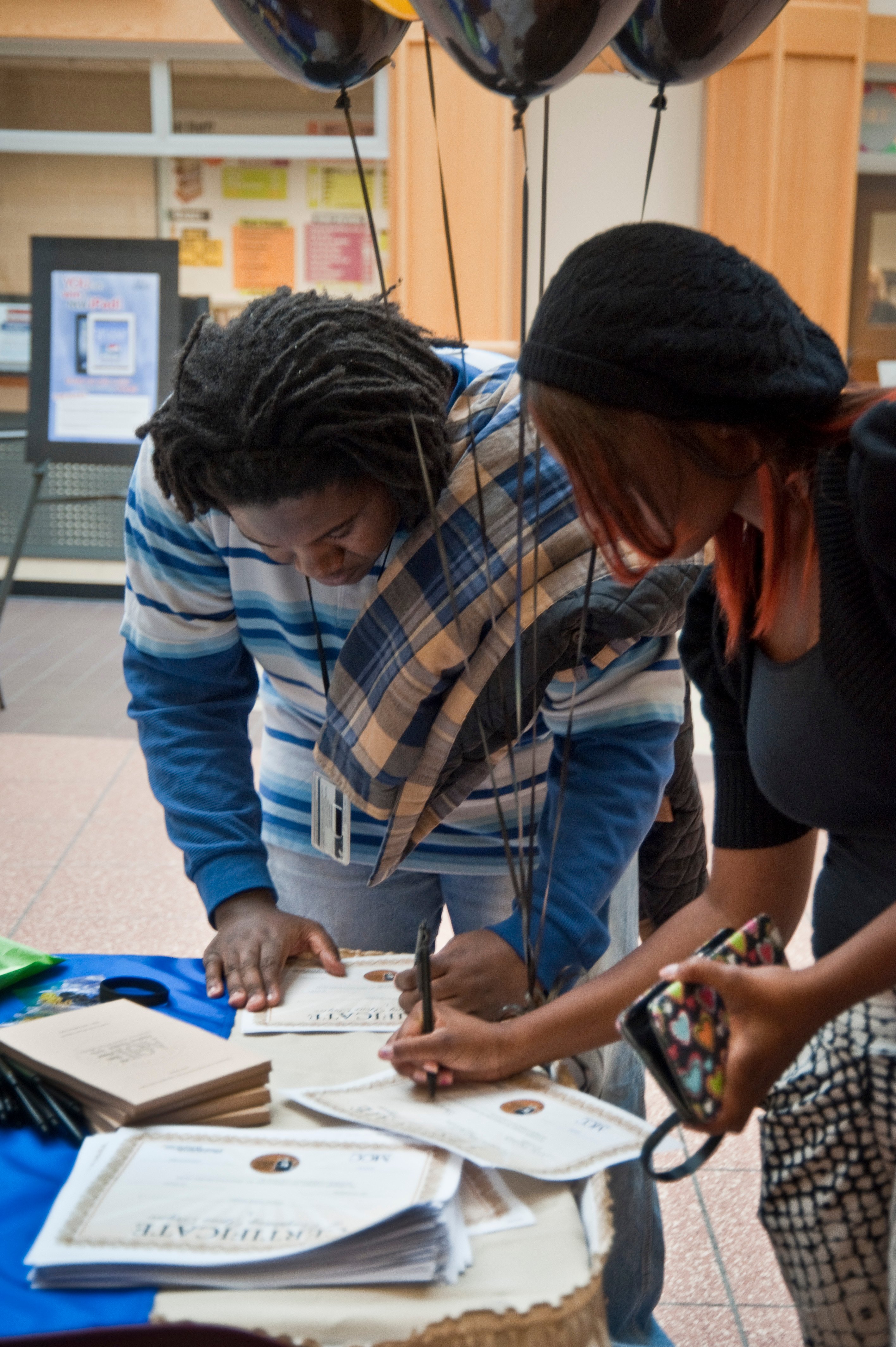 Students, faculty sign pledge for college completion Students, faculty sign pledge for college completion